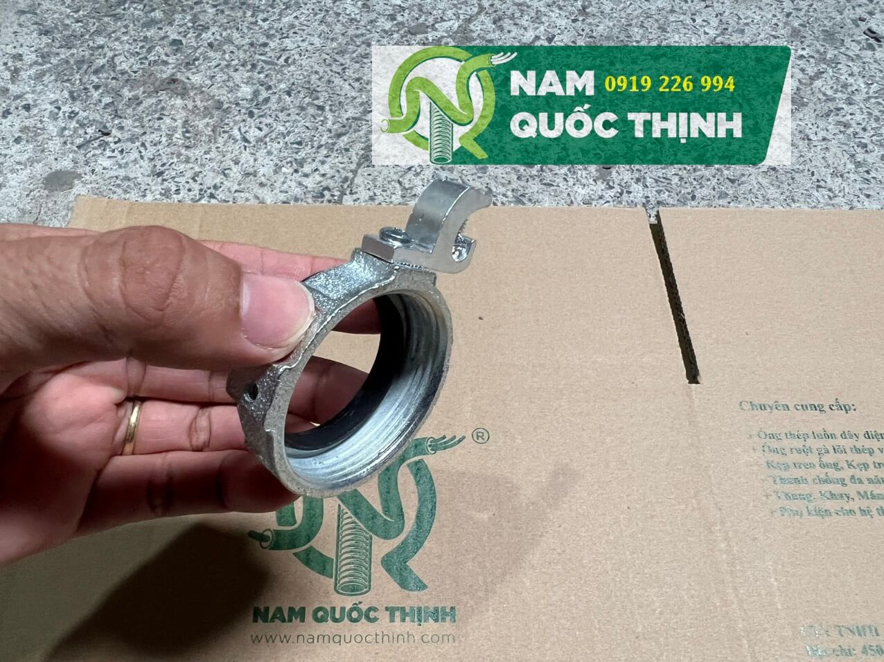 Đai Nối Ống Thép Luồn Dây Điện Ren IMC 1-1/2 Gang Nhúng Nóng