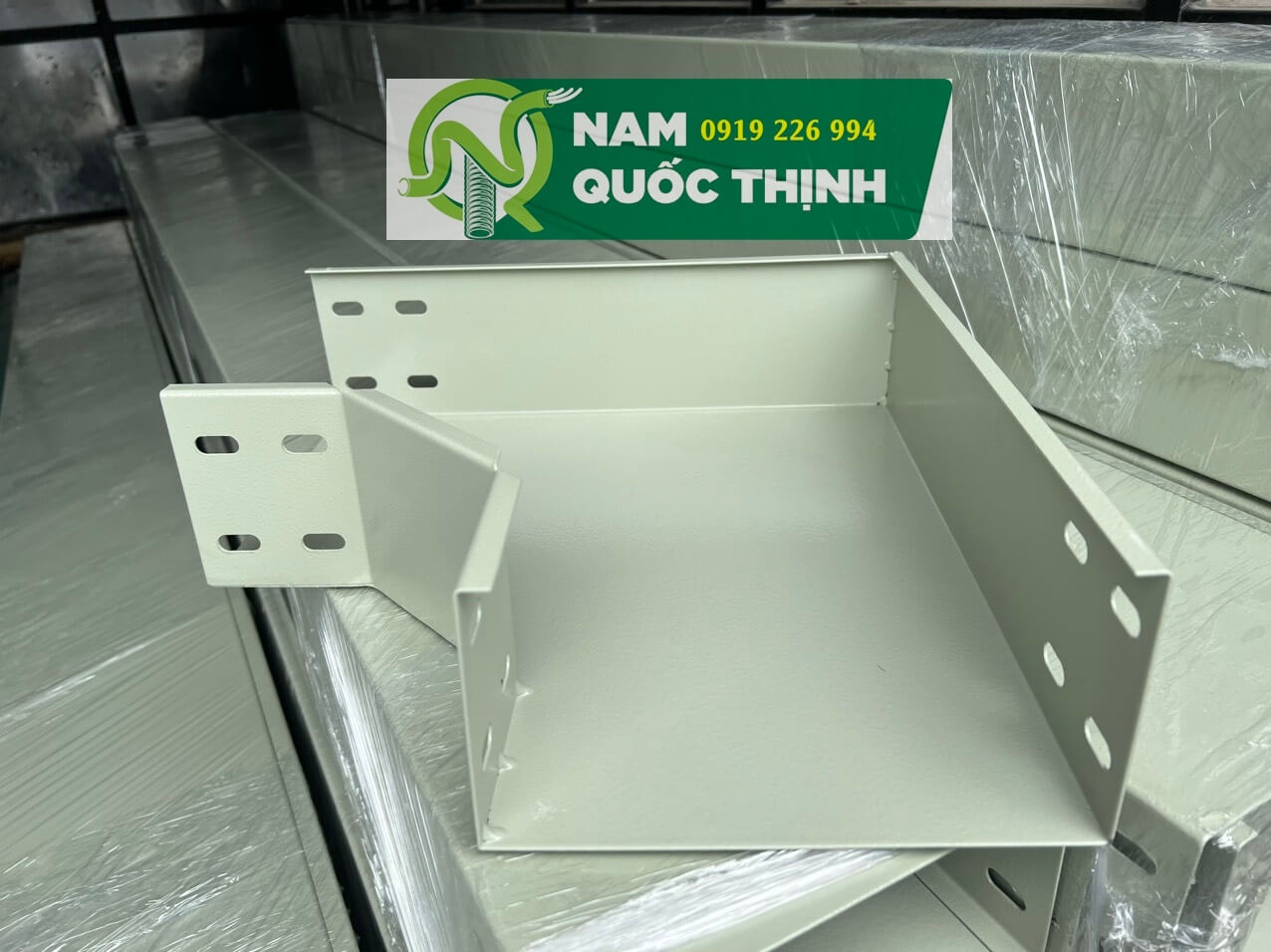 Co Ngang Máng Cáp Sơn Tĩnh Điện 200x100x1.5 MM Màu Kem Nhăn