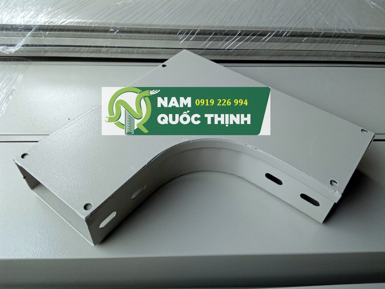 Co Ngang Máng Cáp Sơn Tĩnh Điện 100x50x1.0 MM