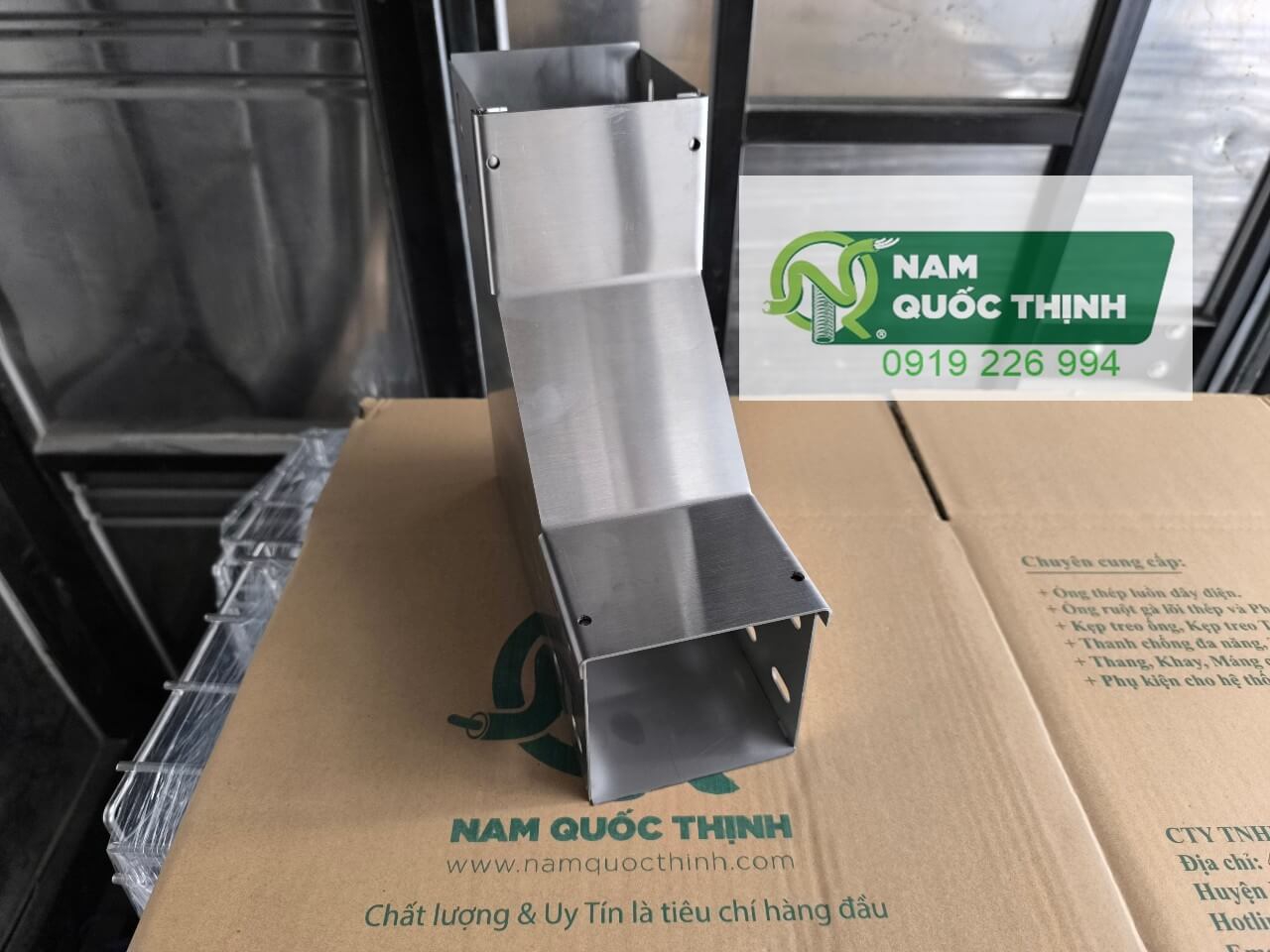 Co Lên Máng Cáp Trunking Inox 100x100x1.5 mm Có Nắp Có Nối