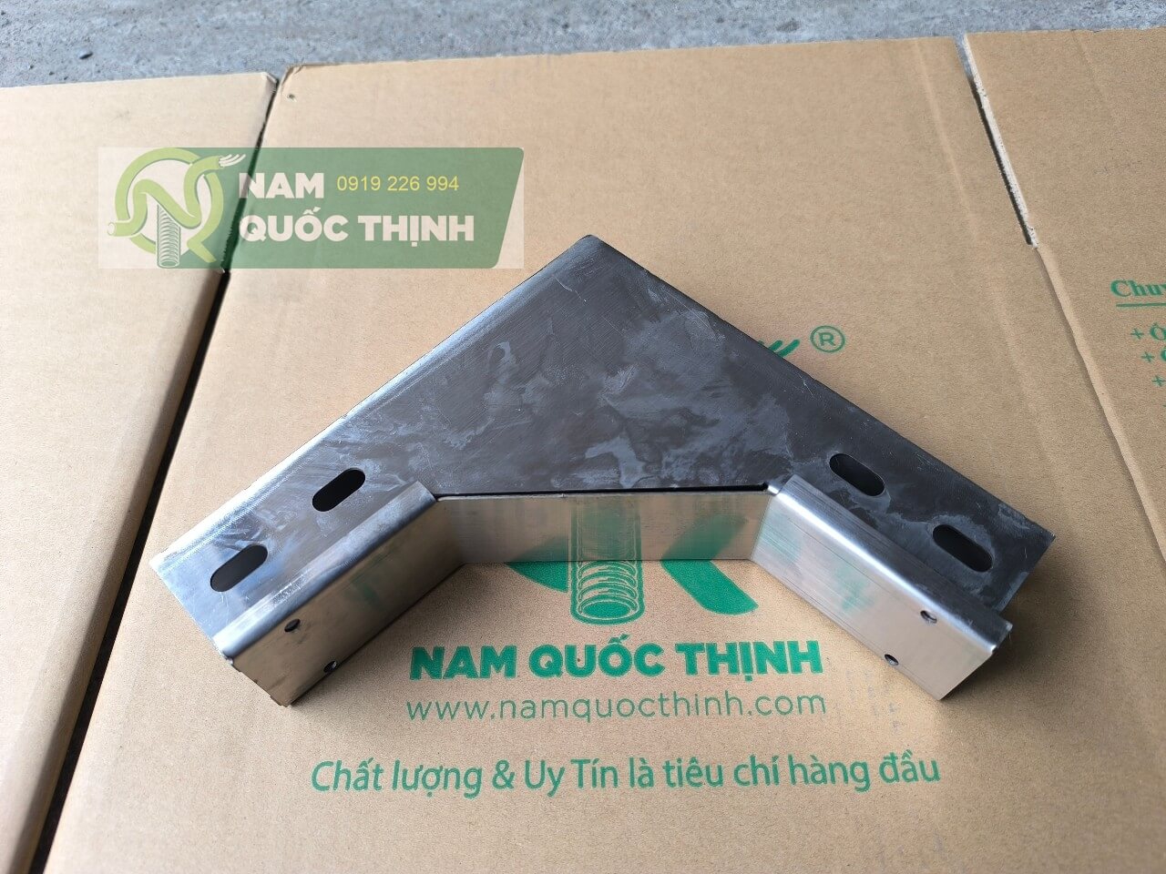 Co Lên Máng Cáp Inox 50x50 mm 1 Ly