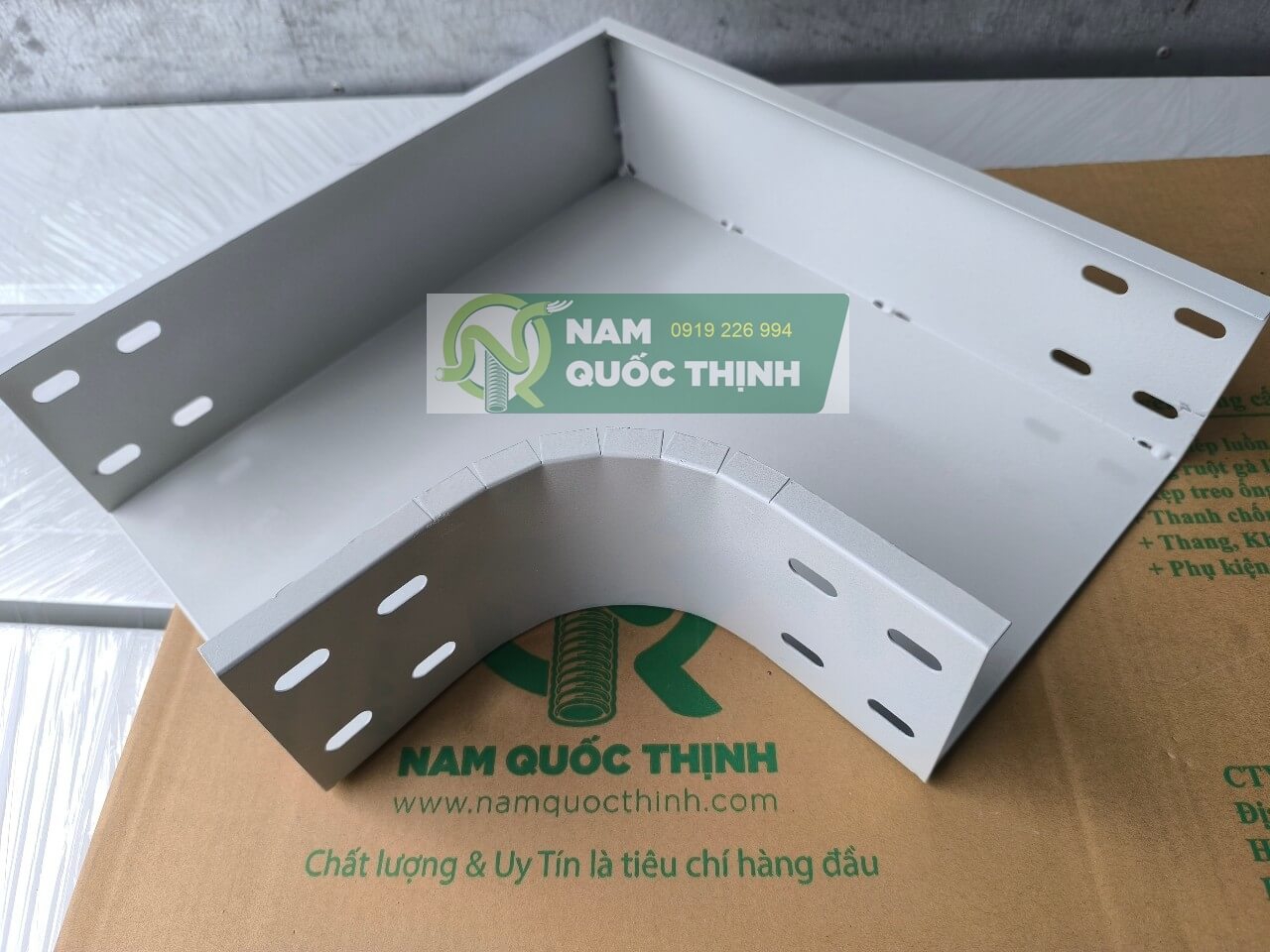 Co Ngang Máng Cáp 200x100x1.2 MM Màu Trắng Sơn Tĩnh Điện